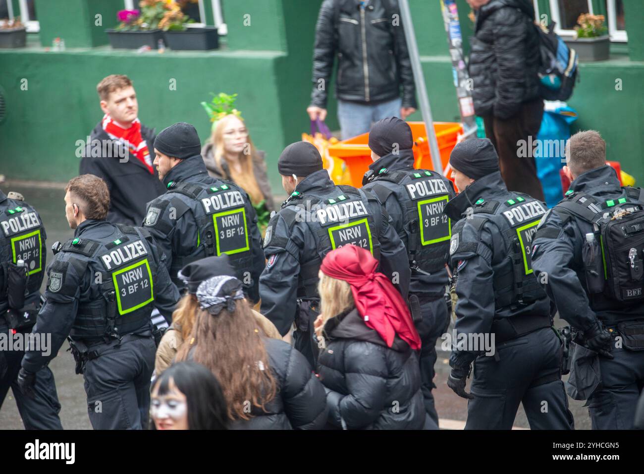 11 November 2024, North Rhine-Westphalia, Cologne: Police officers ...