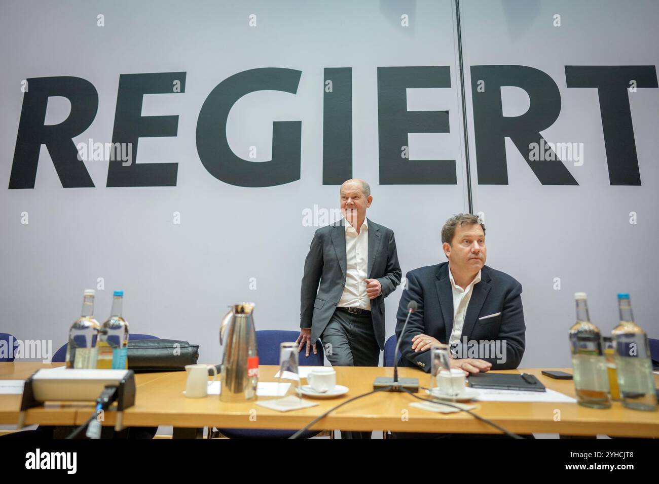 Berlin, Germany. 11th Nov, 2024. Lars Klingbeil (r), Federal Chairman ...