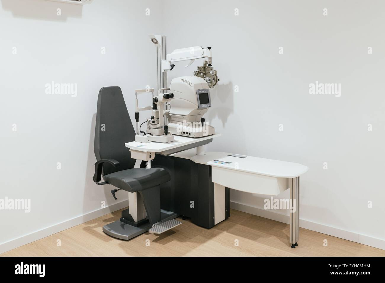 Modern optometry equipment standing in empty exam room Stock Photo - Alamy