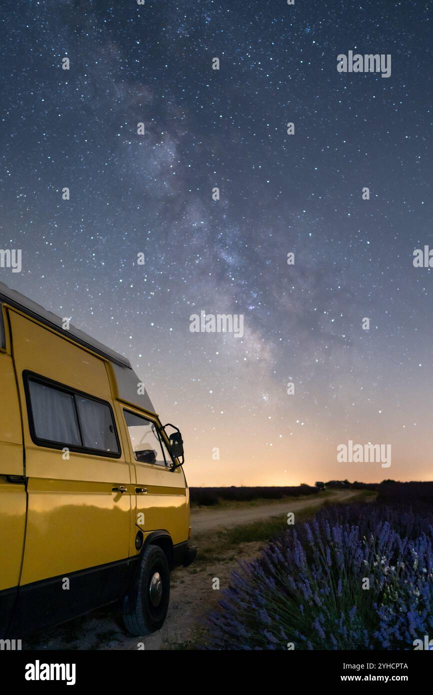Retro yellow camper van parked under the starry sky in Valensole ...