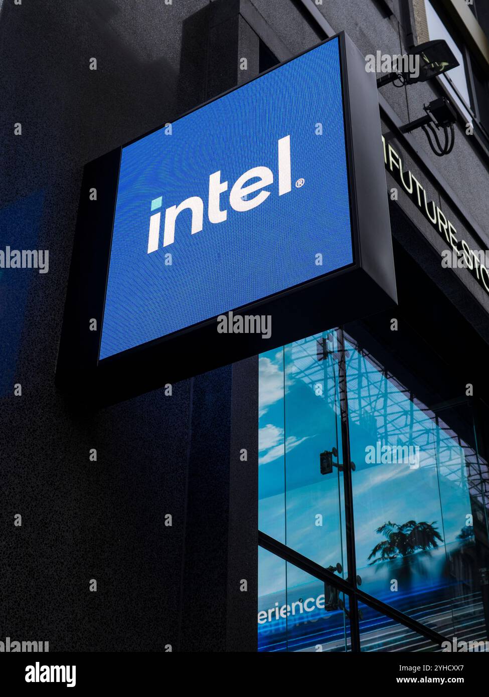 Experience store hi-res stock photography and images - Alamy