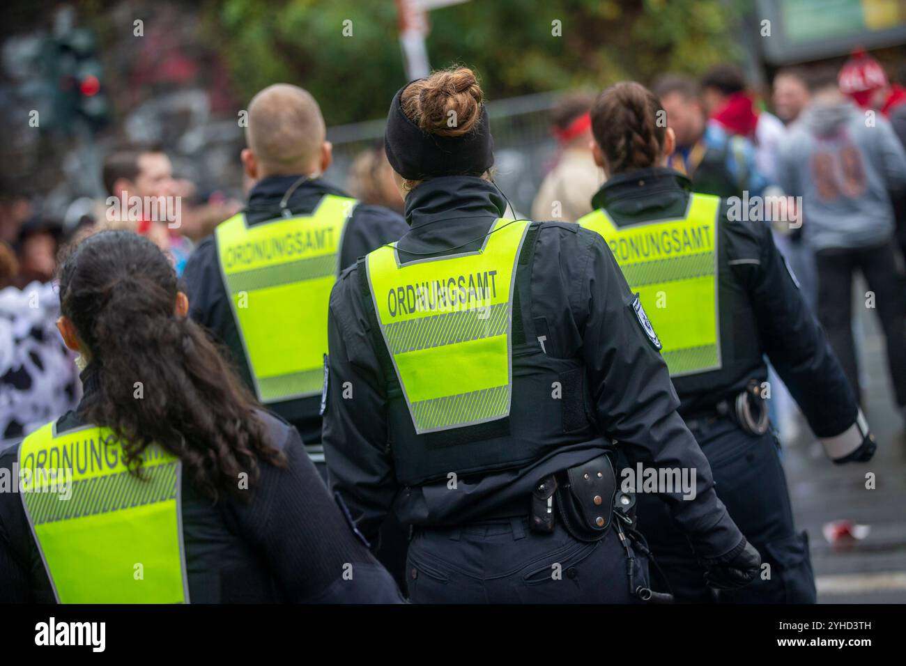 Cologne, Germany. 11th Nov, 2024. Police officers from the public order ...