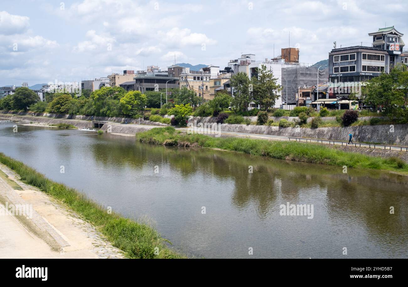 Riverside promenade walkway hi-res stock photography and images - Alamy