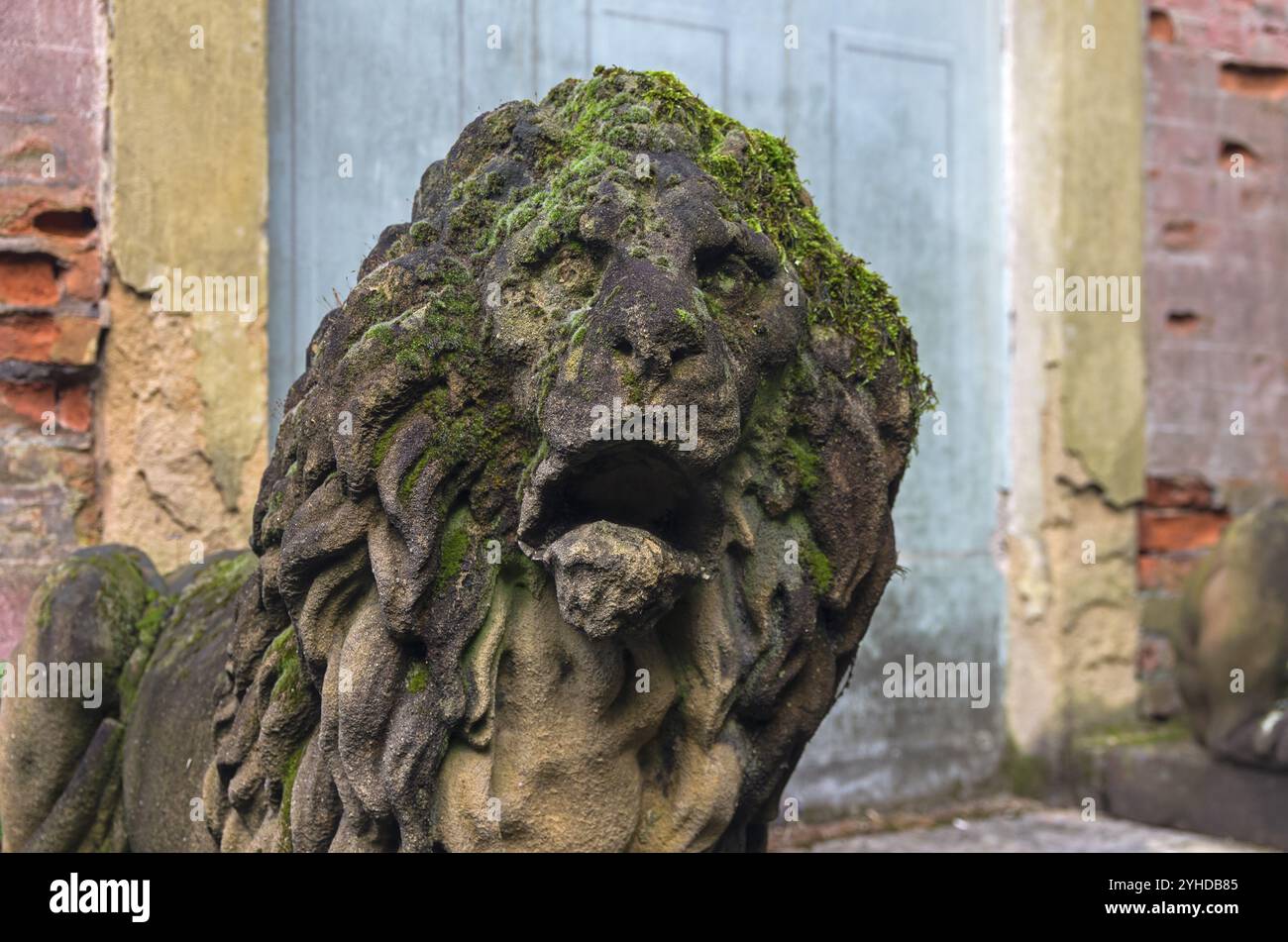 Moss covered figures hi-res stock photography and images - Alamy