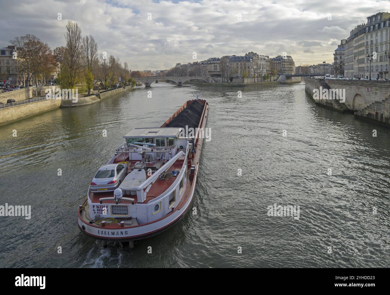Paris freight barge hi-res stock photography and images - Alamy