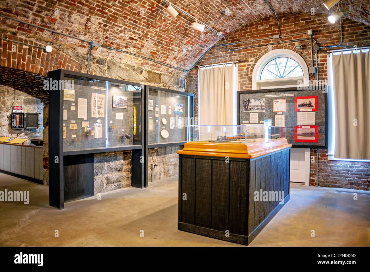 Wall ceiling display massive hi-res stock photography and images - Alamy