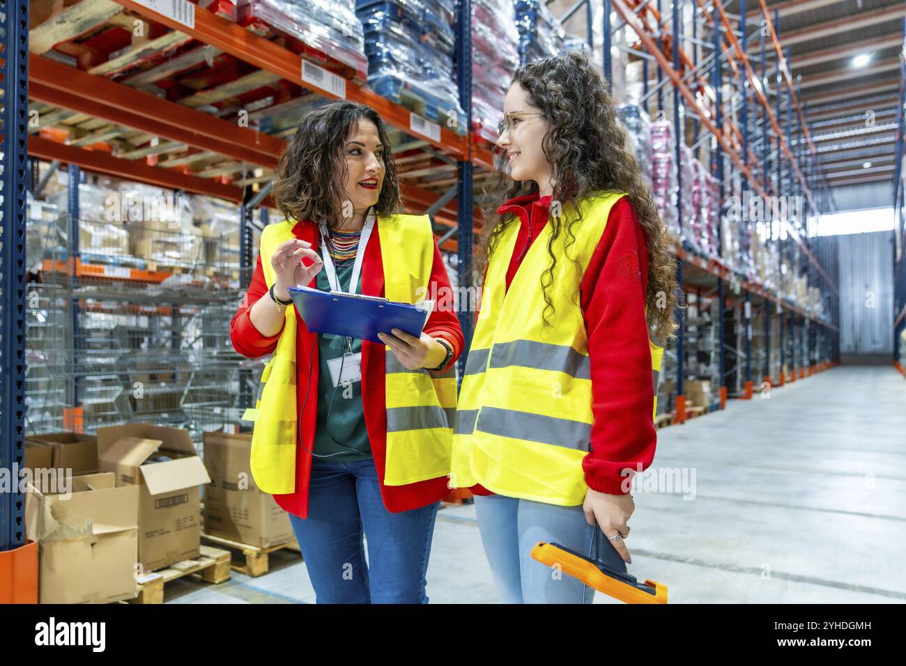 Manager taking inventory female hi-res stock photography and images - Alamy