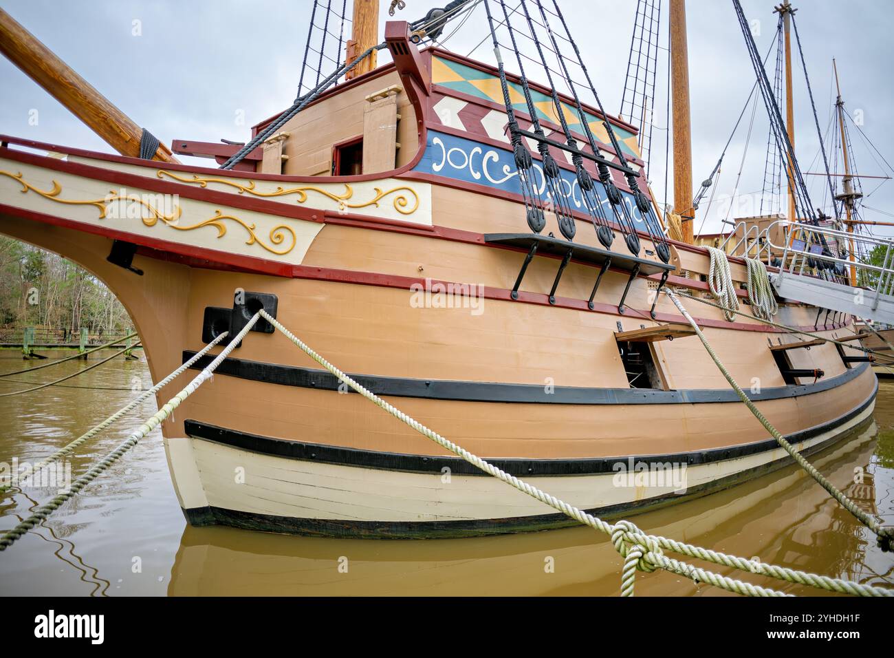Colonial ship dimensions hi-res stock photography and images - Alamy