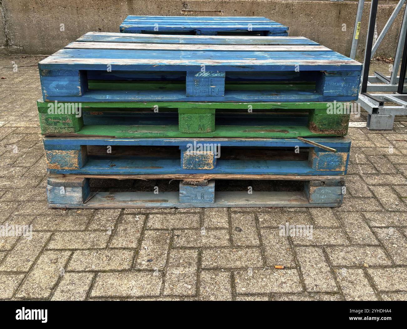 Coloured pallets hi-res stock photography and images - Alamy