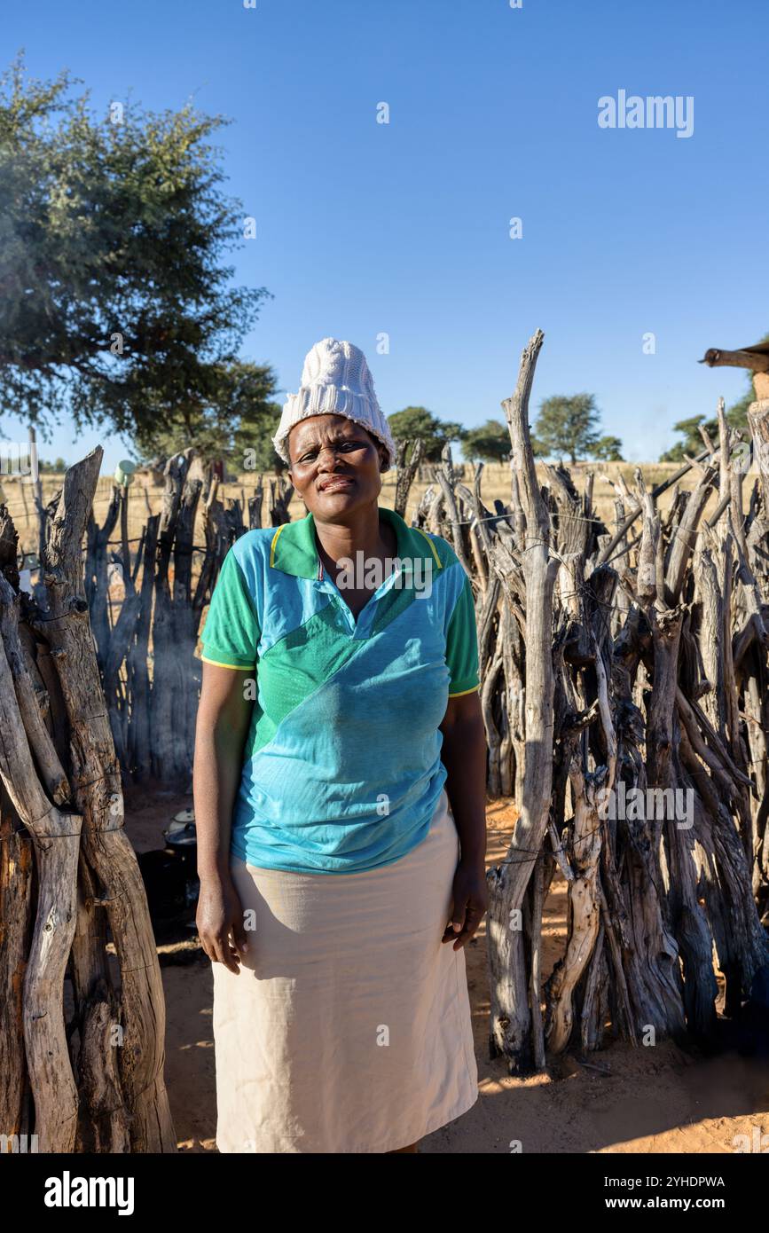 African family in front hut hi-res stock photography and images - Alamy