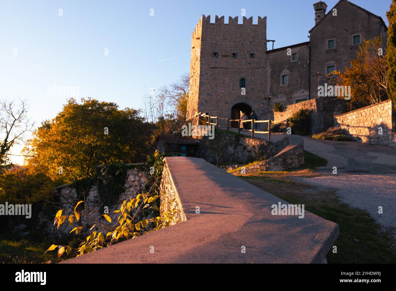 Medieval architectural setting hi-res stock photography and images - Alamy