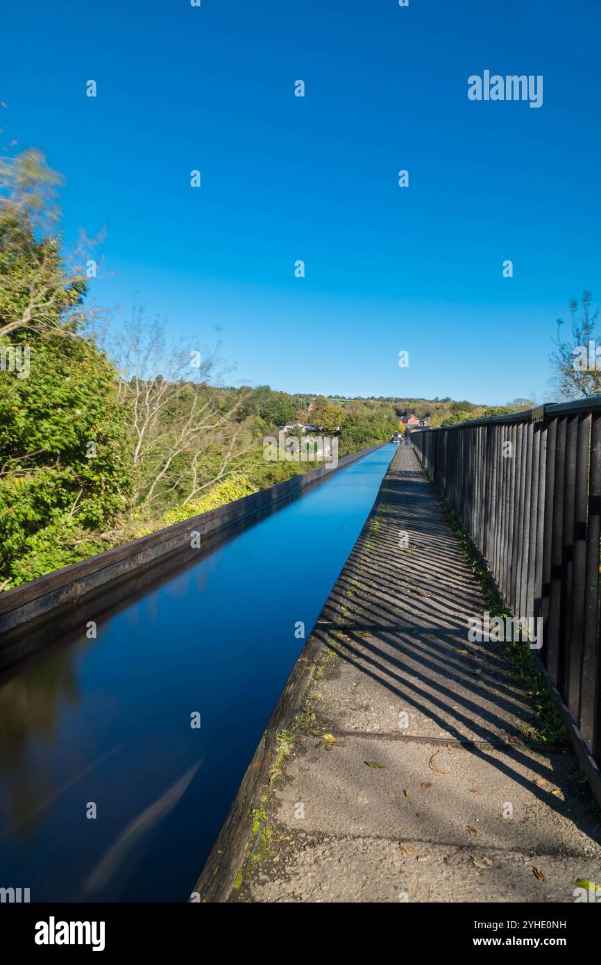Pontcysyllte Aqueduct carrying the Llangollen canal above the river Dee ...
