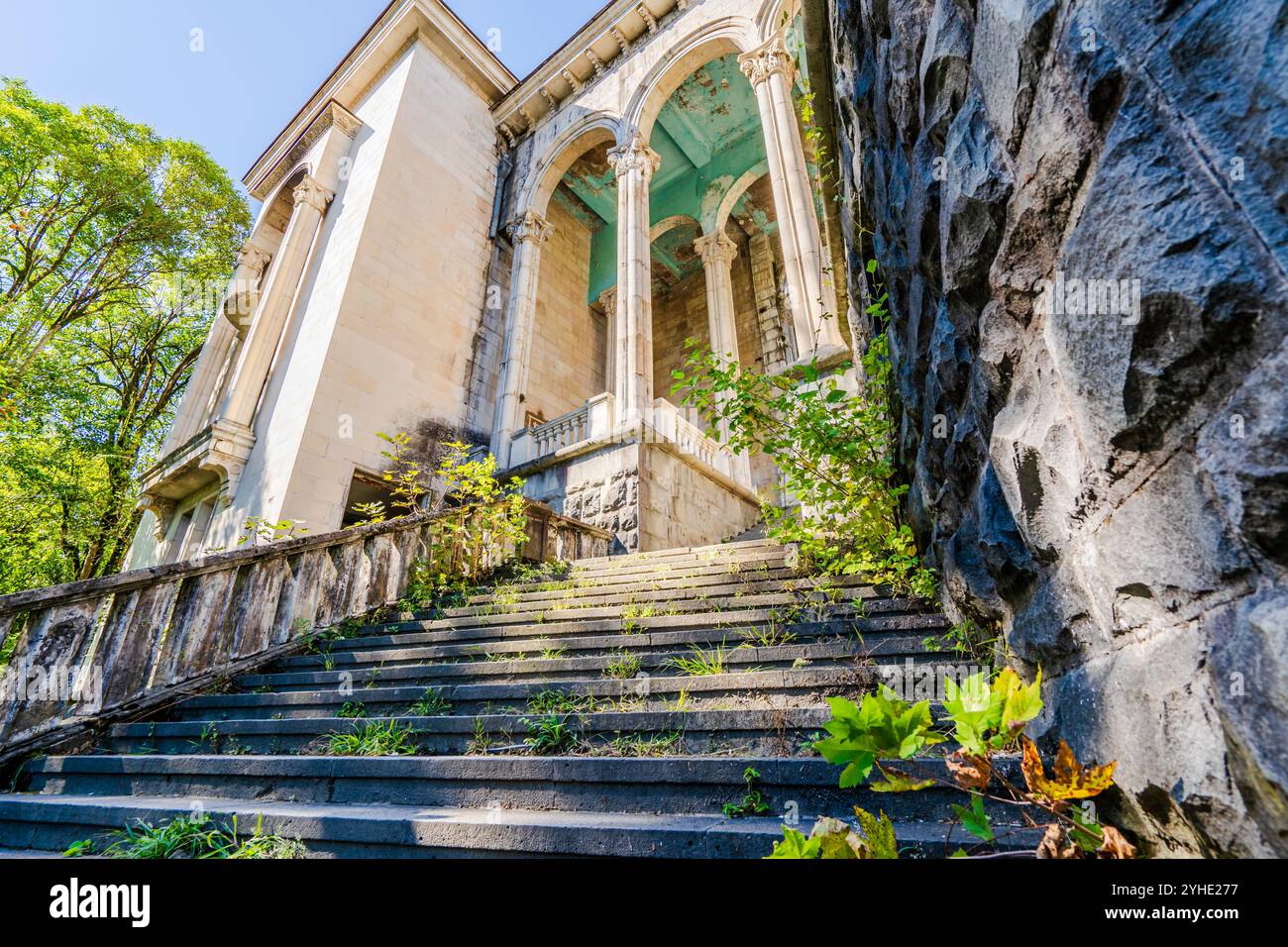 Facade old derelict stone hi-res stock photography and images - Alamy