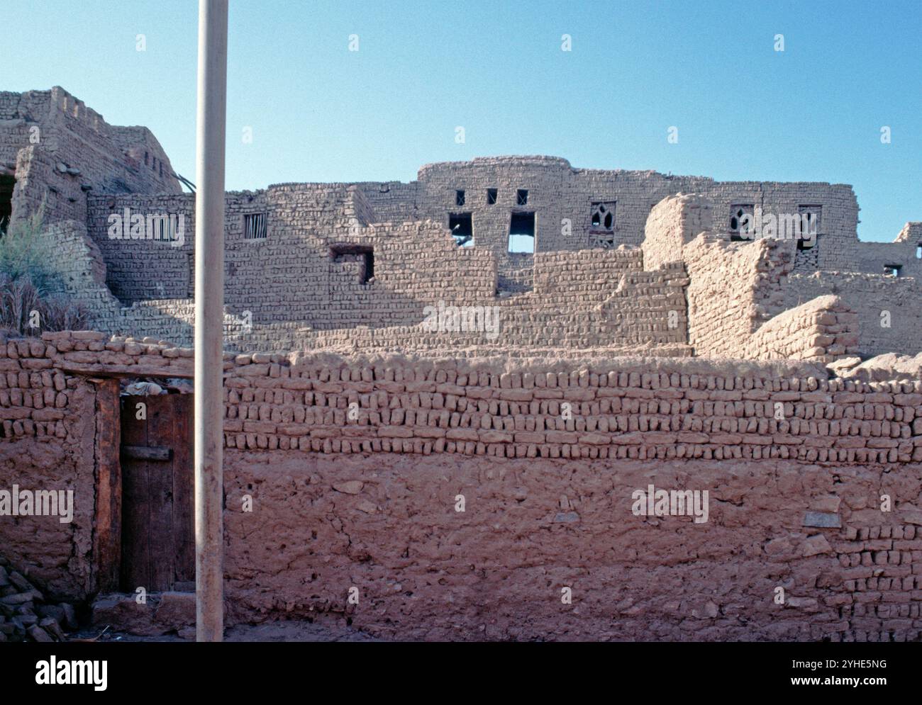 Houses, main town El-Qasr of Dakhla Oasis, Libyan Desert, Egypt ...