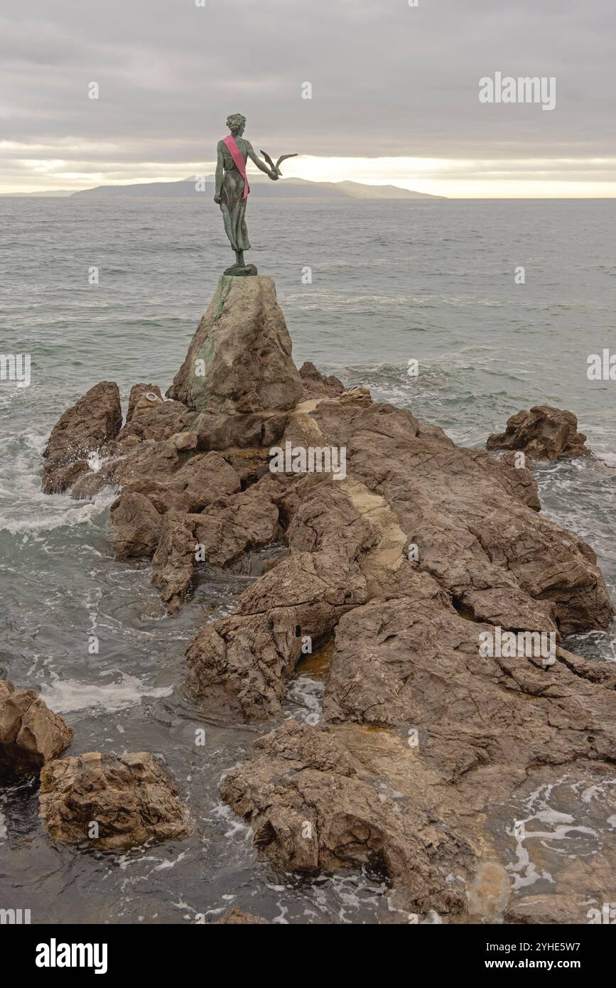 Maiden statue seagull historic landmark hi-res stock photography and ...