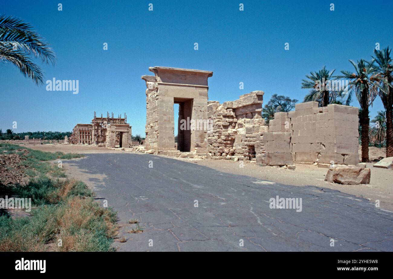 Hibis temple, Kharga Oasis, Libyan Desert, Egypt, September 1989 Stock ...