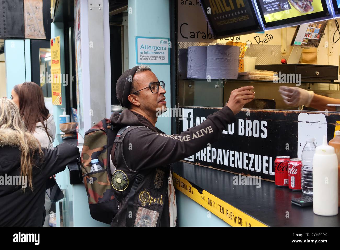 Fast food vendor and customer in Camden Town Stock Photo - Alamy