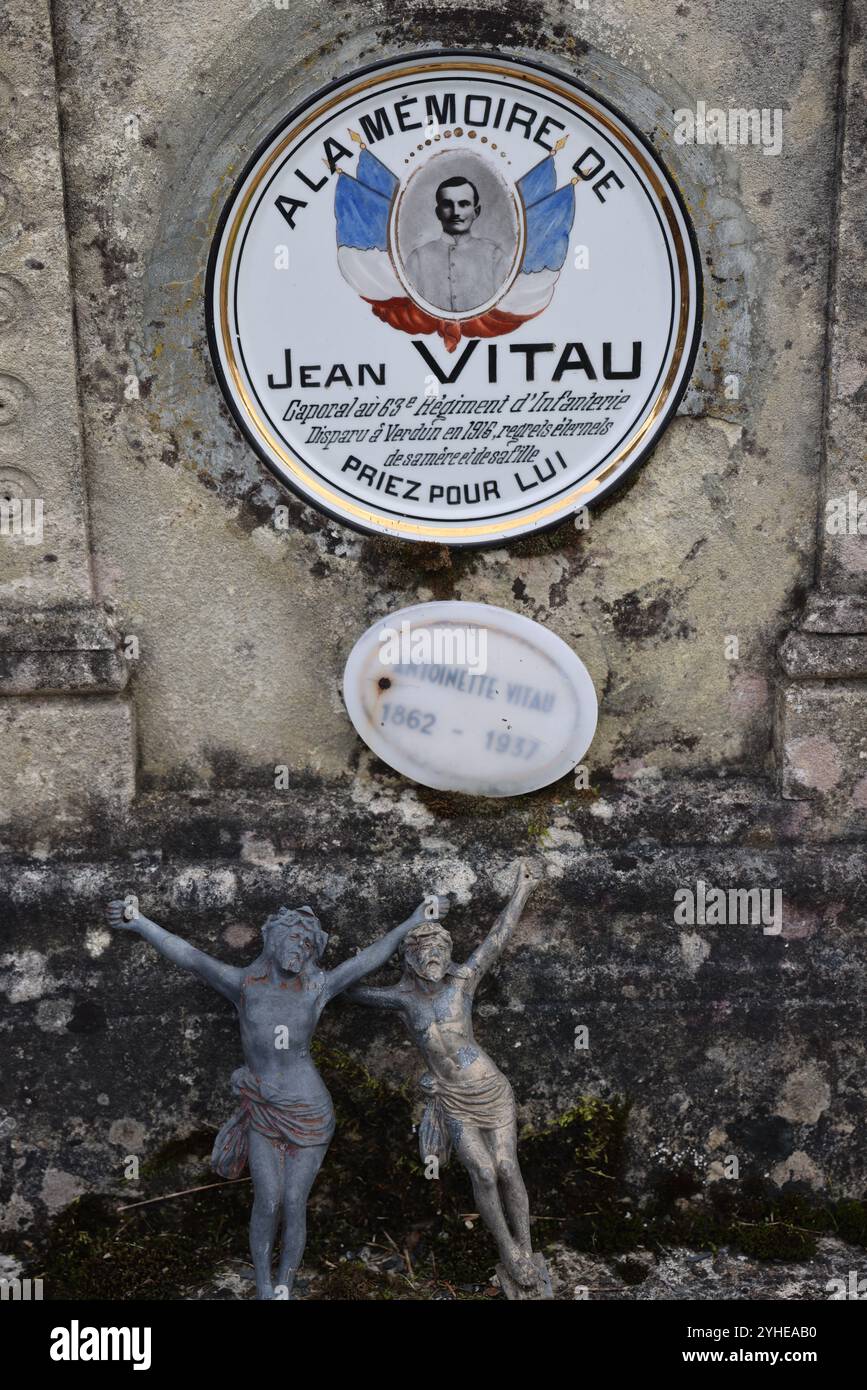 Mortuary plaque on the grave of a French soldier killed during the ...