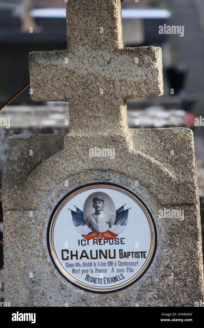Mortuary plaque on the grave of a French soldier killed during the ...