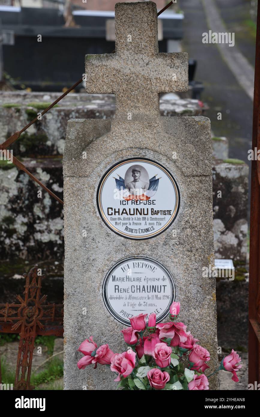 Mortuary plaque on the grave of a French soldier killed during the ...