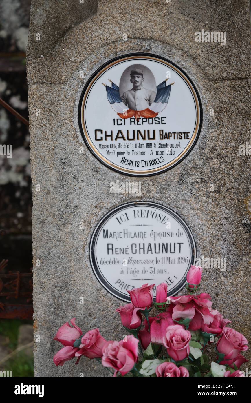 Mortuary plaque on the grave of a French soldier killed during the ...
