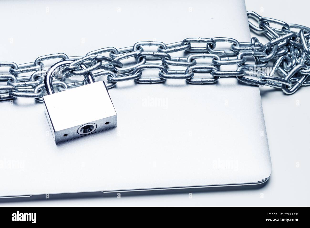 Detailed closeup lots of silver chains Stock Photo - Alamy