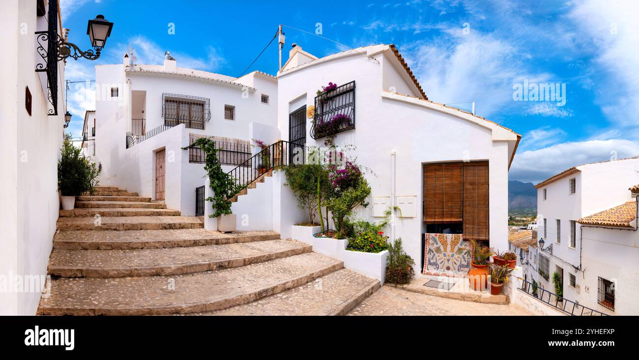 A traditional mediterranean alley in Altea old town, Costa Blanca ...