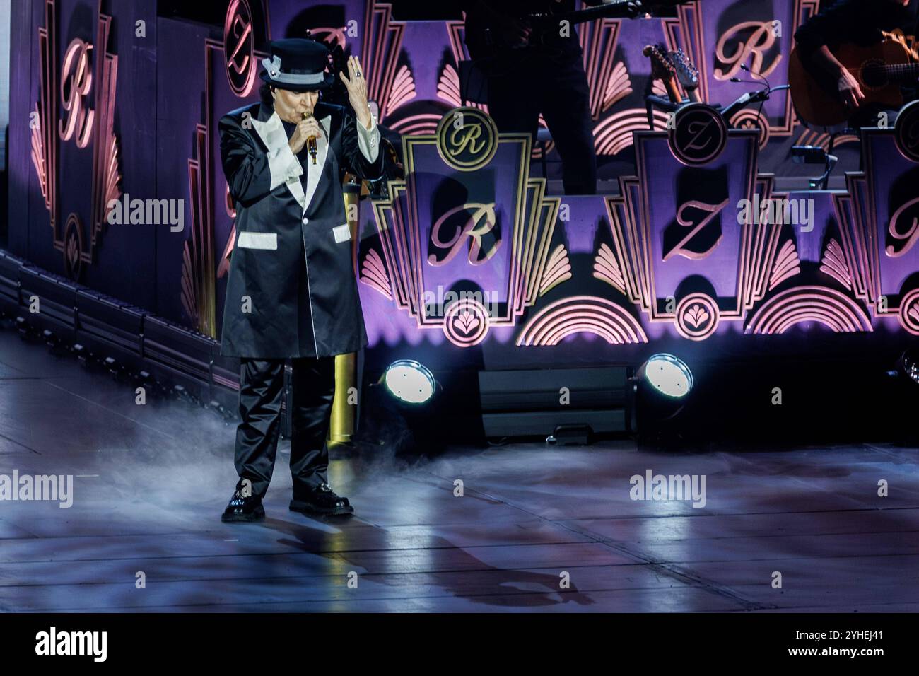 Italian singer Music Concert - RENATO ZERO - Autoritratto Renato Zero ...