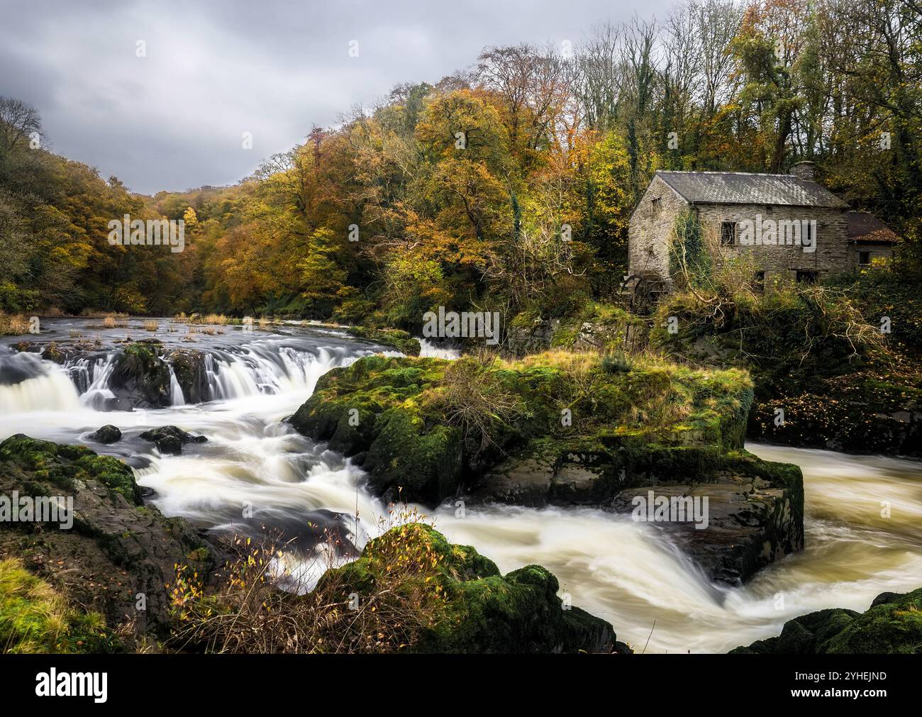Picnic spot riverbank hi-res stock photography and images - Alamy