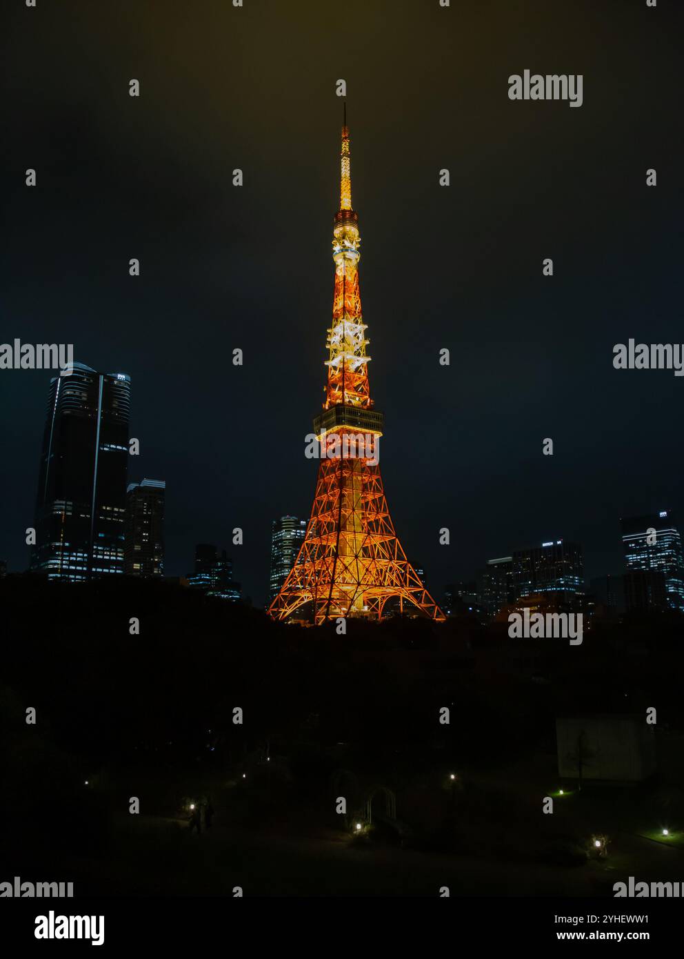 Lit up tokyo tower hi-res stock photography and images - Alamy