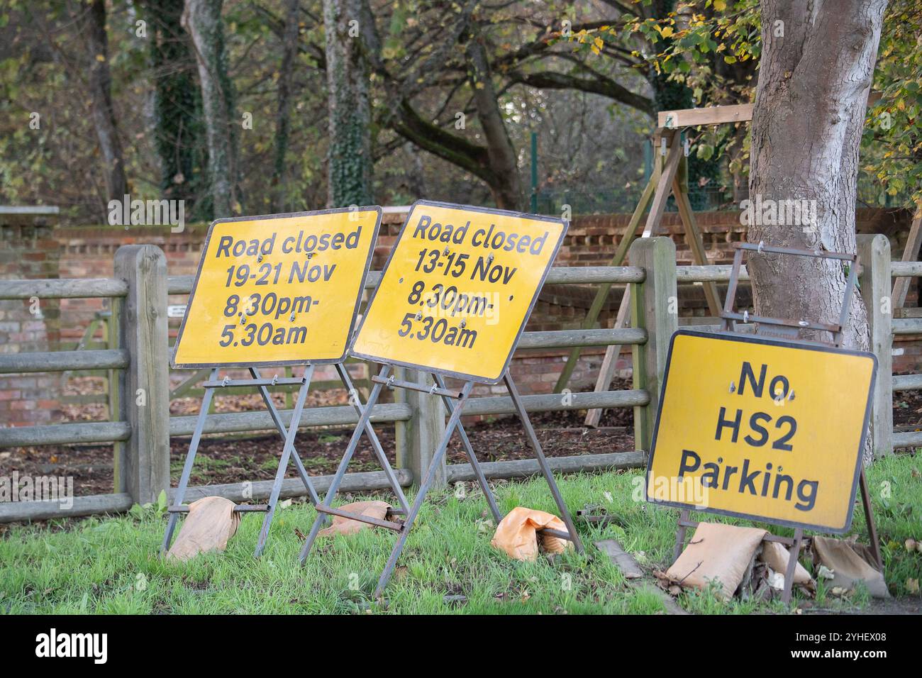 Wendover, UK. 11th November, 2024. Signs for forthcoming road closures ...