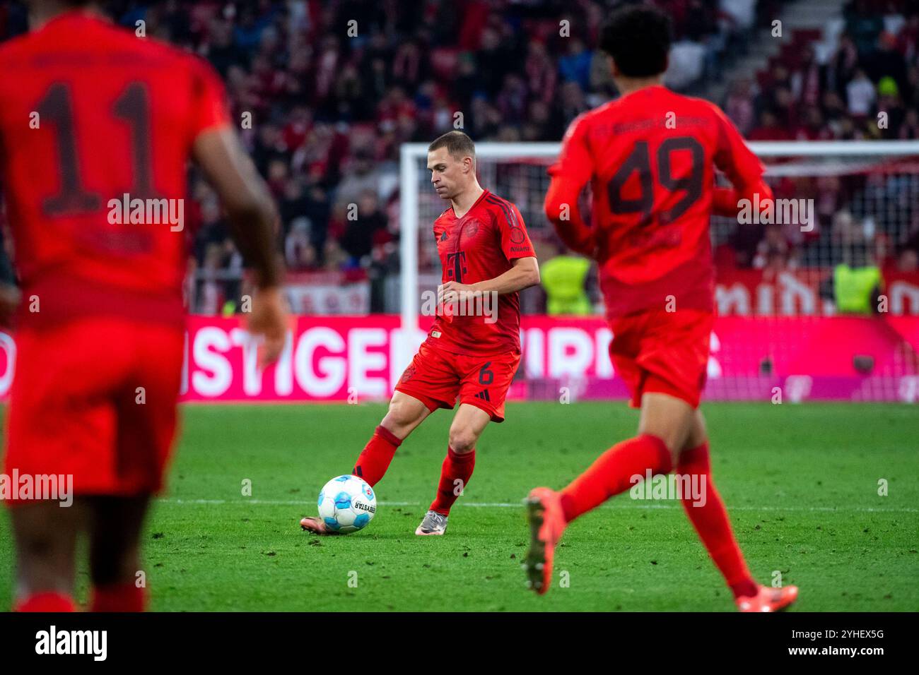 Joshua Kimmich (FC Bayern Muenchen, #06) am Ball, davor Adam Aznou (FC ...
