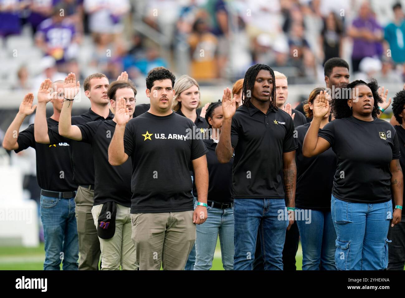 New military recruits take the Oath of Office during a swearing in ...