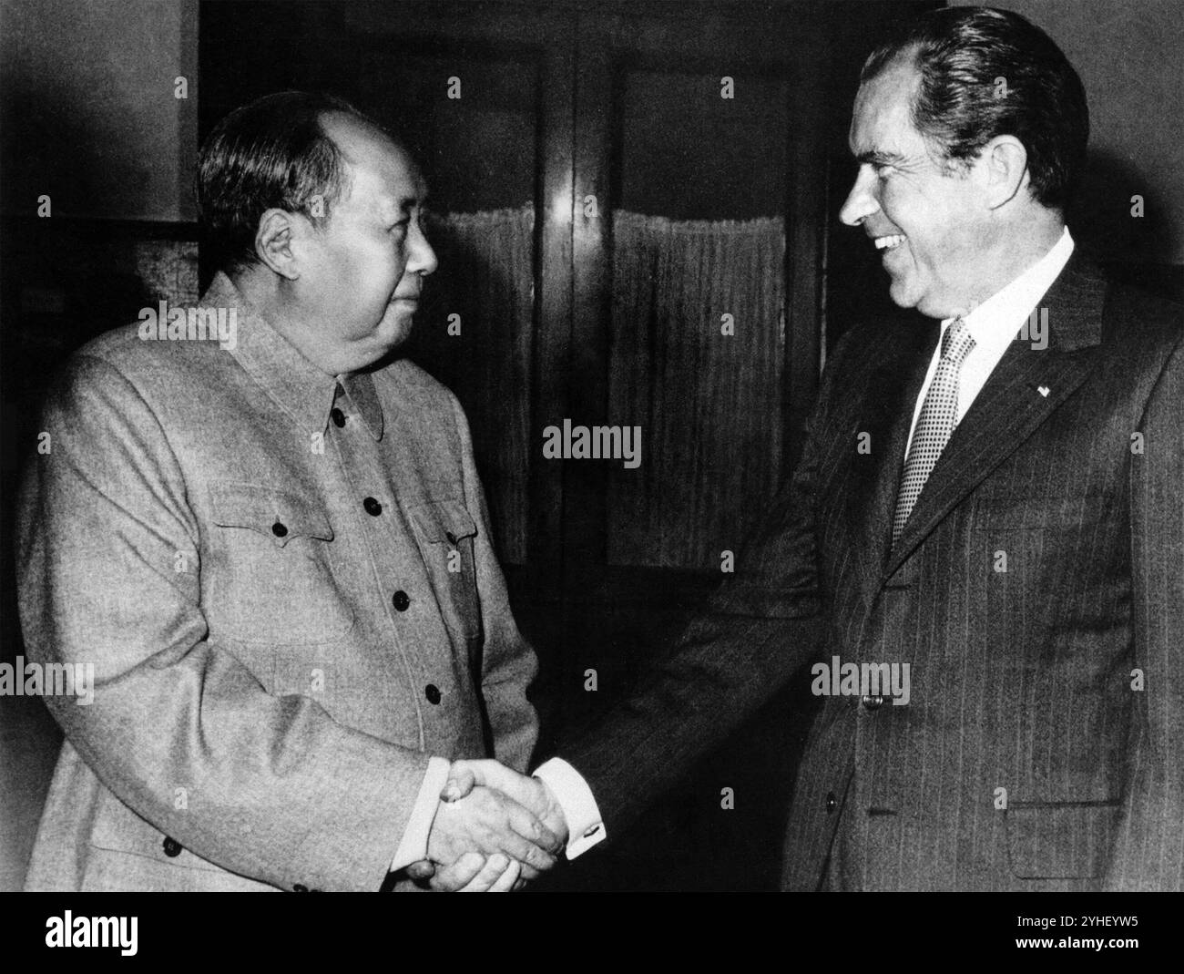 US President Richard Nixon with Mao Zedong in February 1972 Stock Photo ...