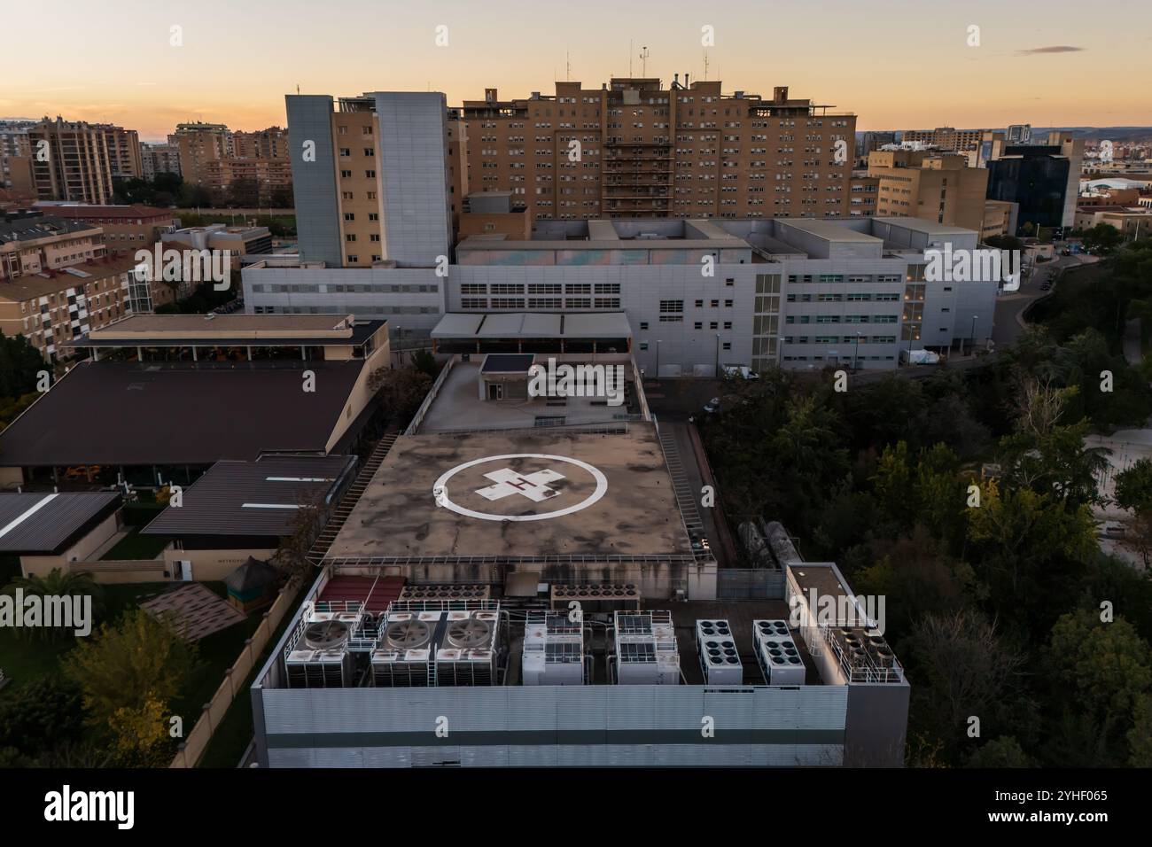Hospital helicopter pad hi-res stock photography and images - Alamy