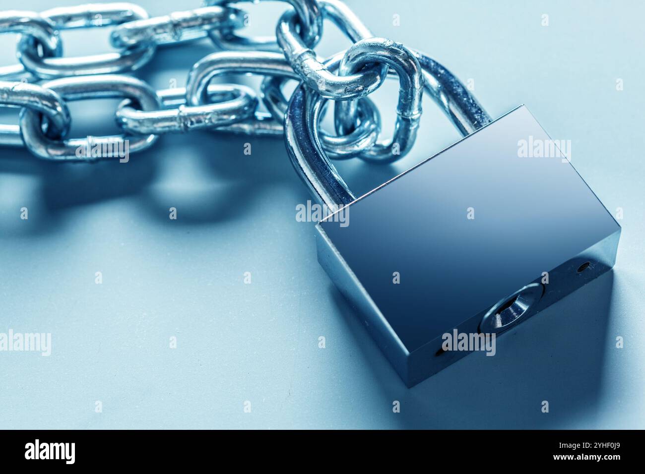 Detailed closeup lots of silver chains Stock Photo - Alamy