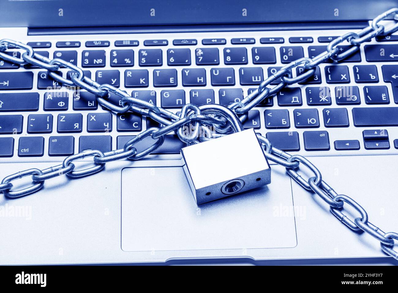 Detailed closeup lots of silver chains Stock Photo - Alamy