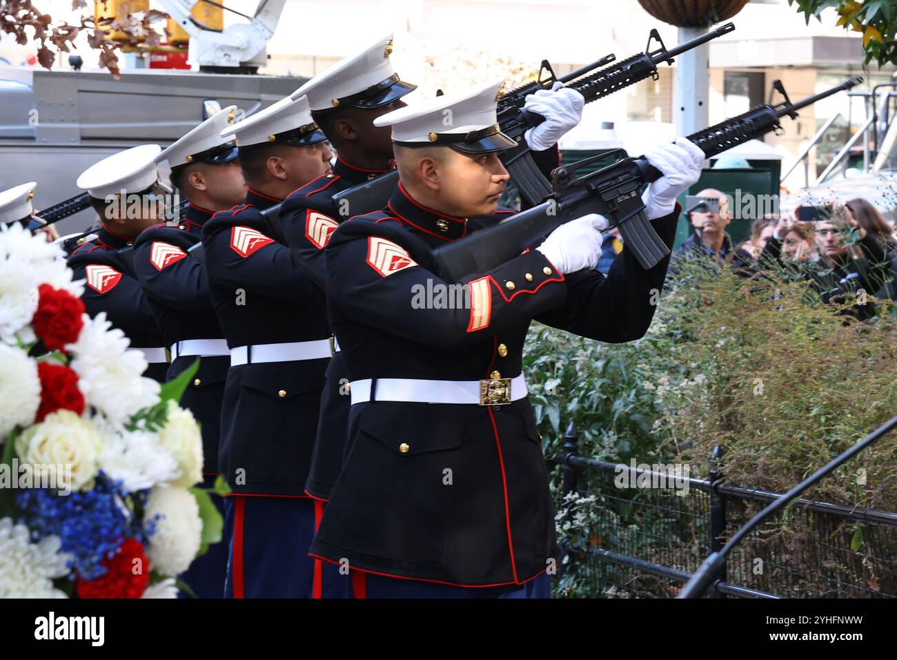 Usmc fire a 21 gun salute hi-res stock photography and images - Alamy