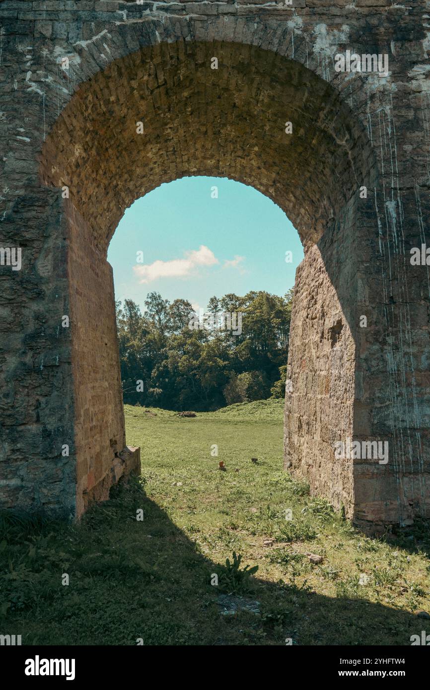 Archway framing a view of trees hi-res stock photography and images - Alamy