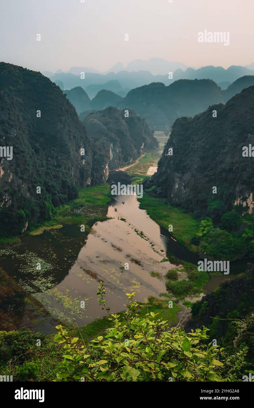 Scenic boat ride limestone cliffs hi-res stock photography and images - Alamy