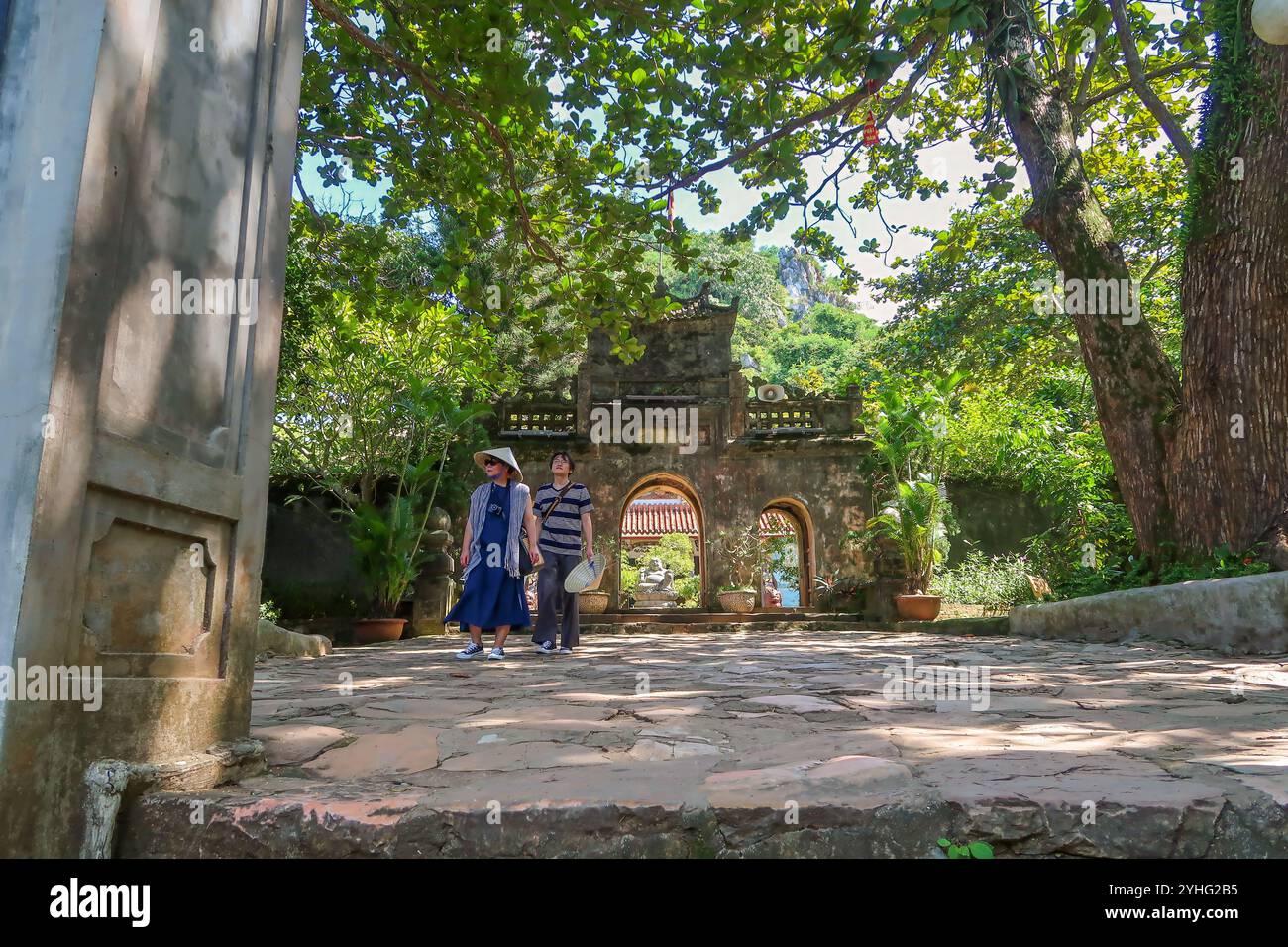 Visitors walk through historic hi-res stock photography and images - Alamy