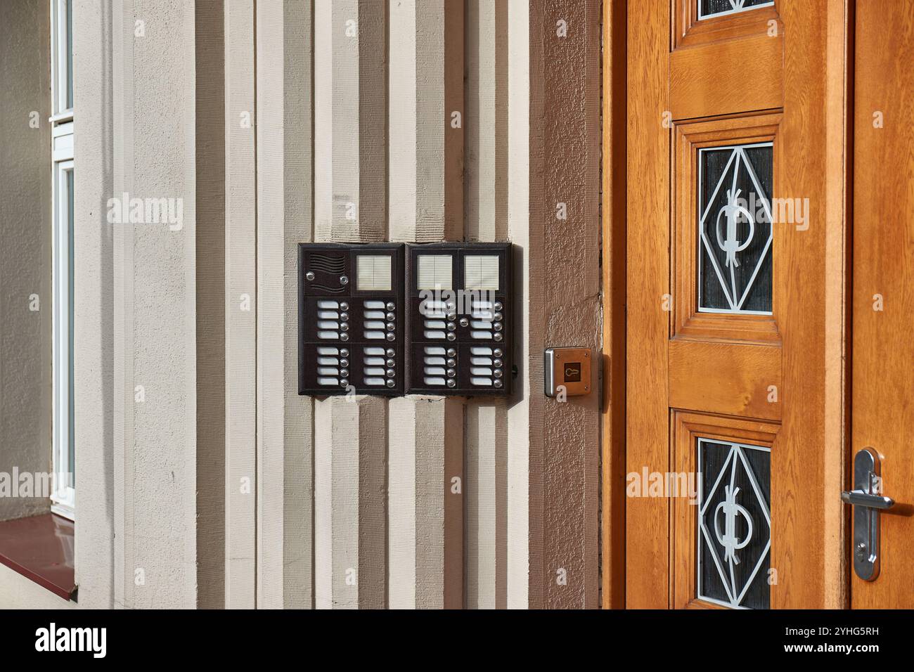 Intercom on a block of flats entrance door Stock Photo - Alamy