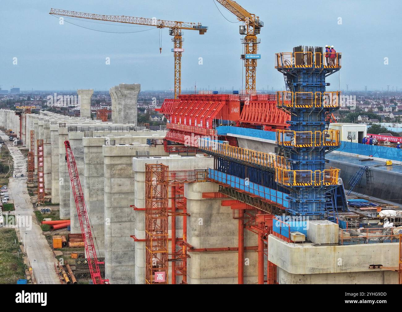 Chongqi public railway yangtze river bridge hi-res stock photography ...