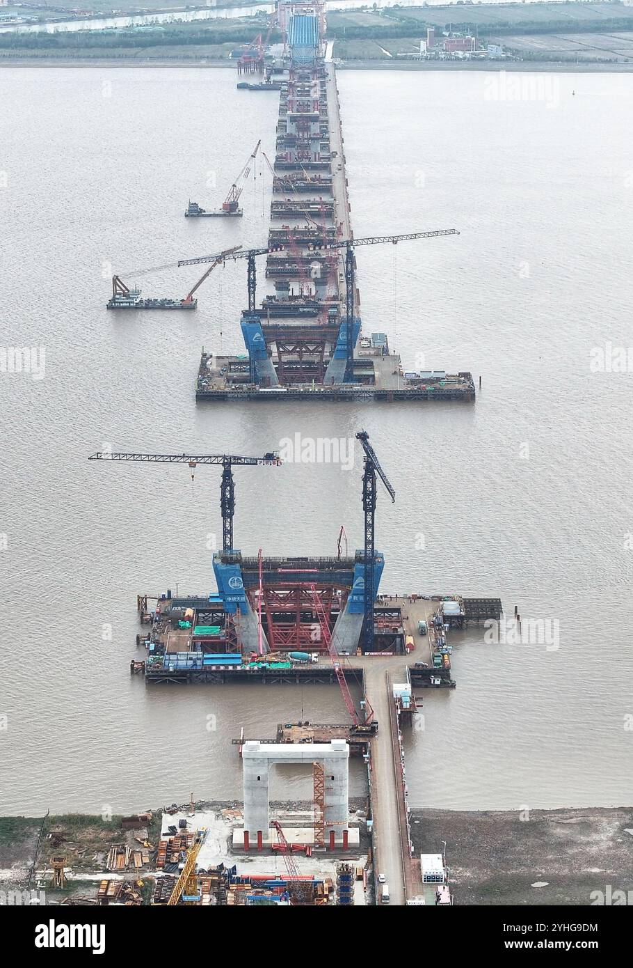 Chongqi public railway yangtze river bridge hi-res stock photography ...