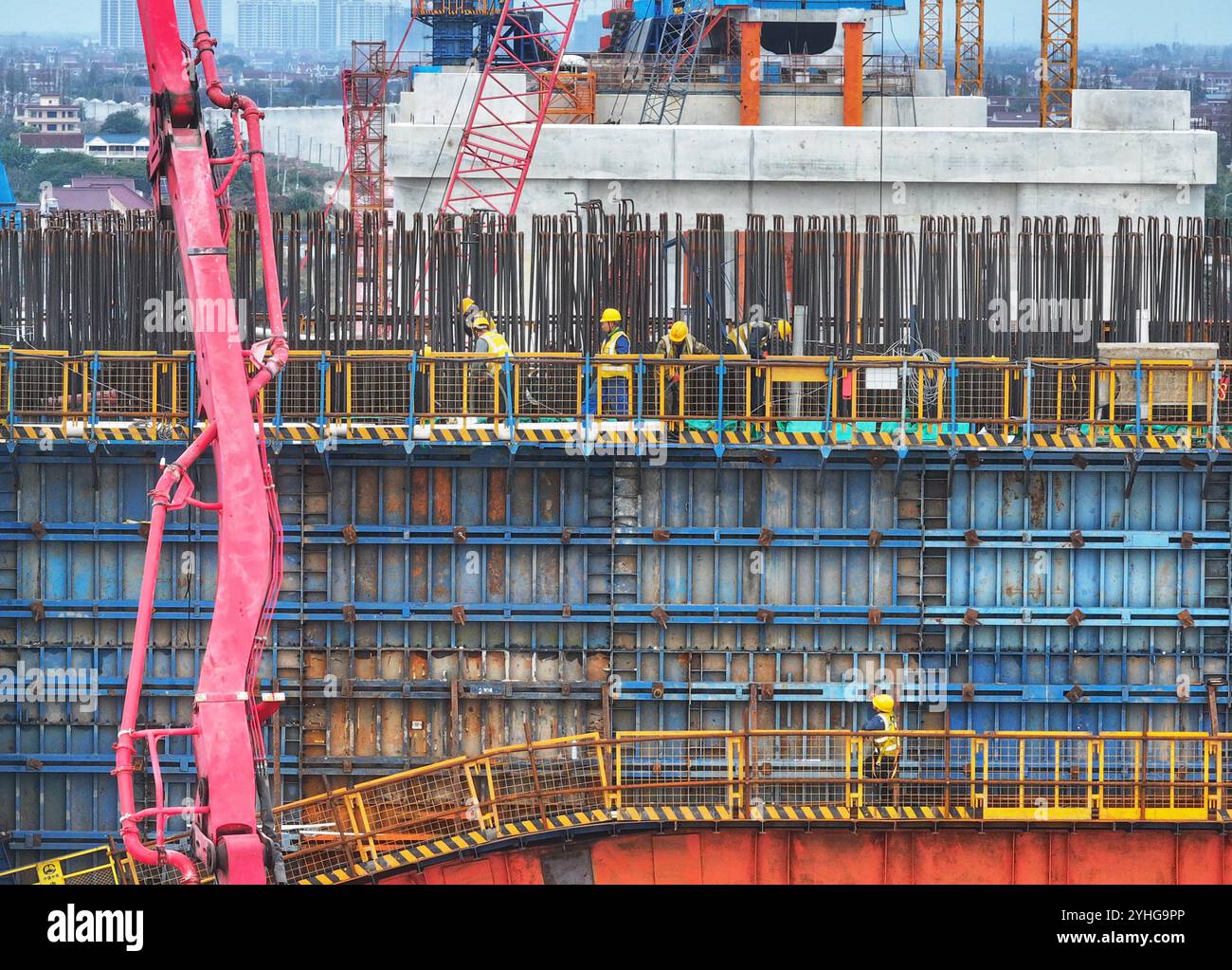 Chongqi public railway yangtze river bridge hi-res stock photography ...