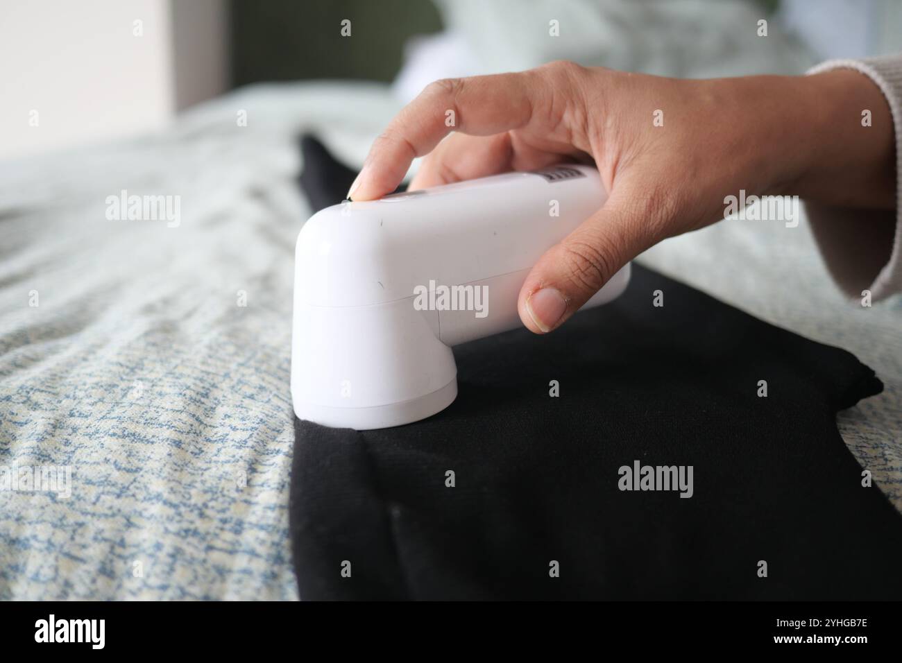 Close up hands using lint hi-res stock photography and images - Alamy