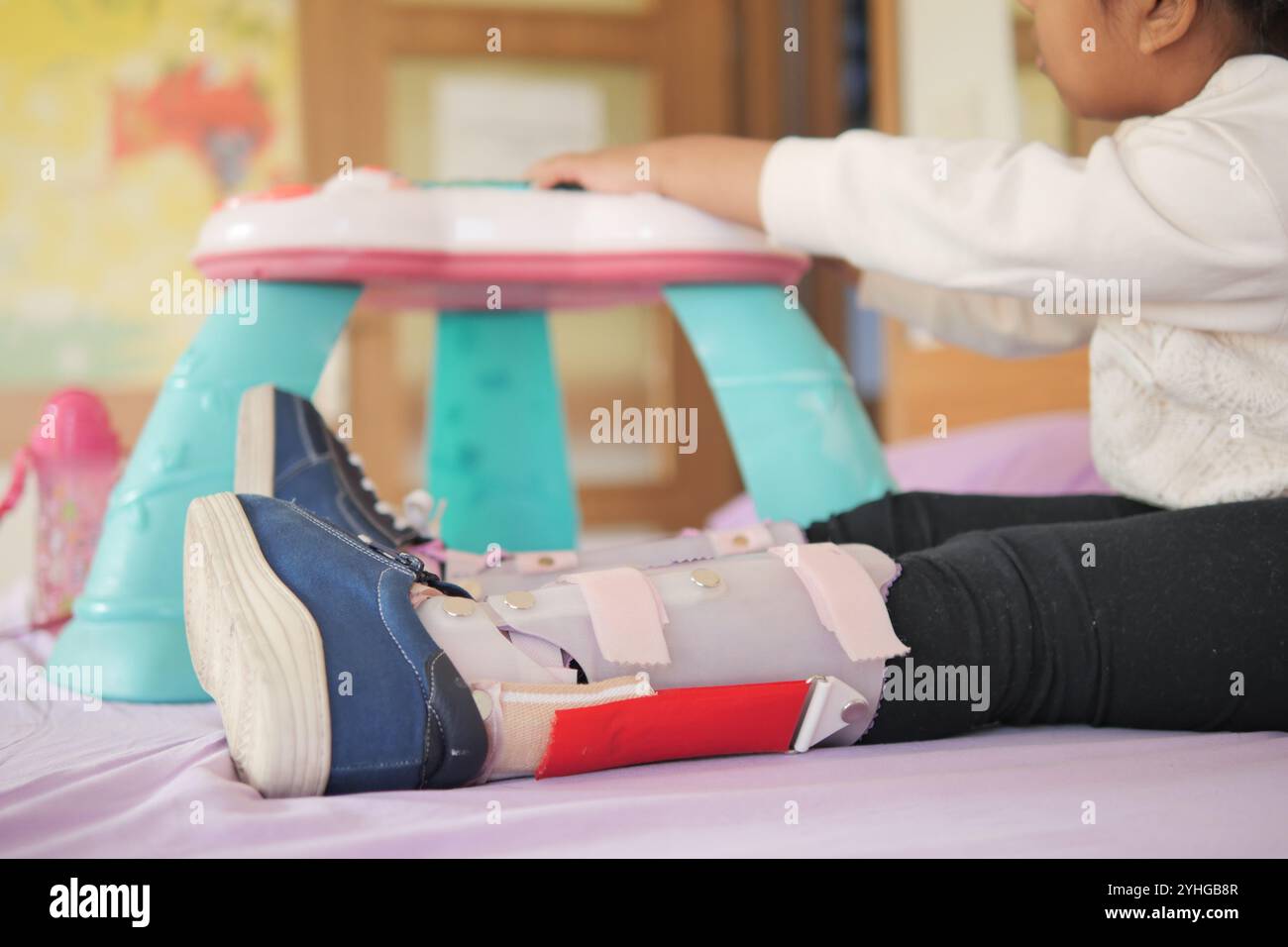 Children braces leg hi-res stock photography and images - Alamy