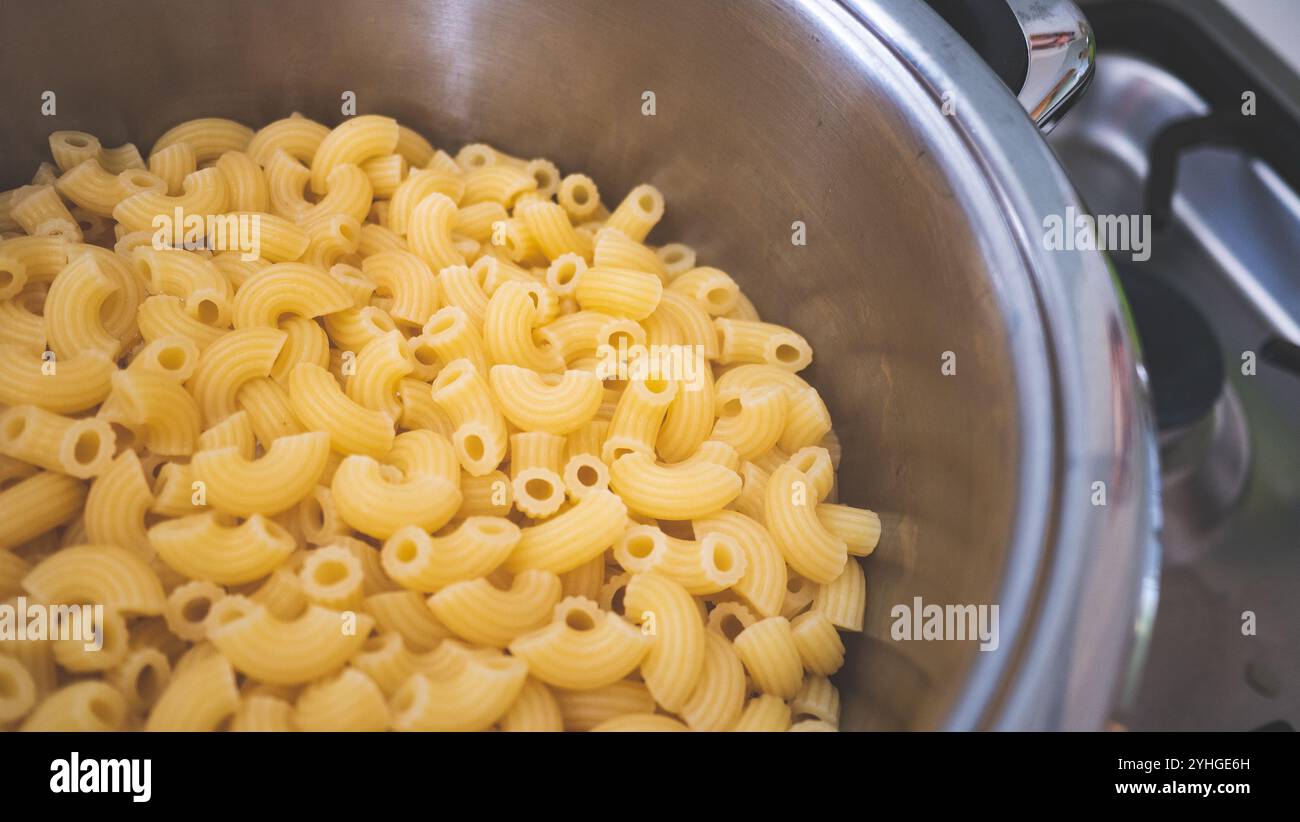 Macaroni pasta elbows cooked texture detail close up Stock Photo - Alamy