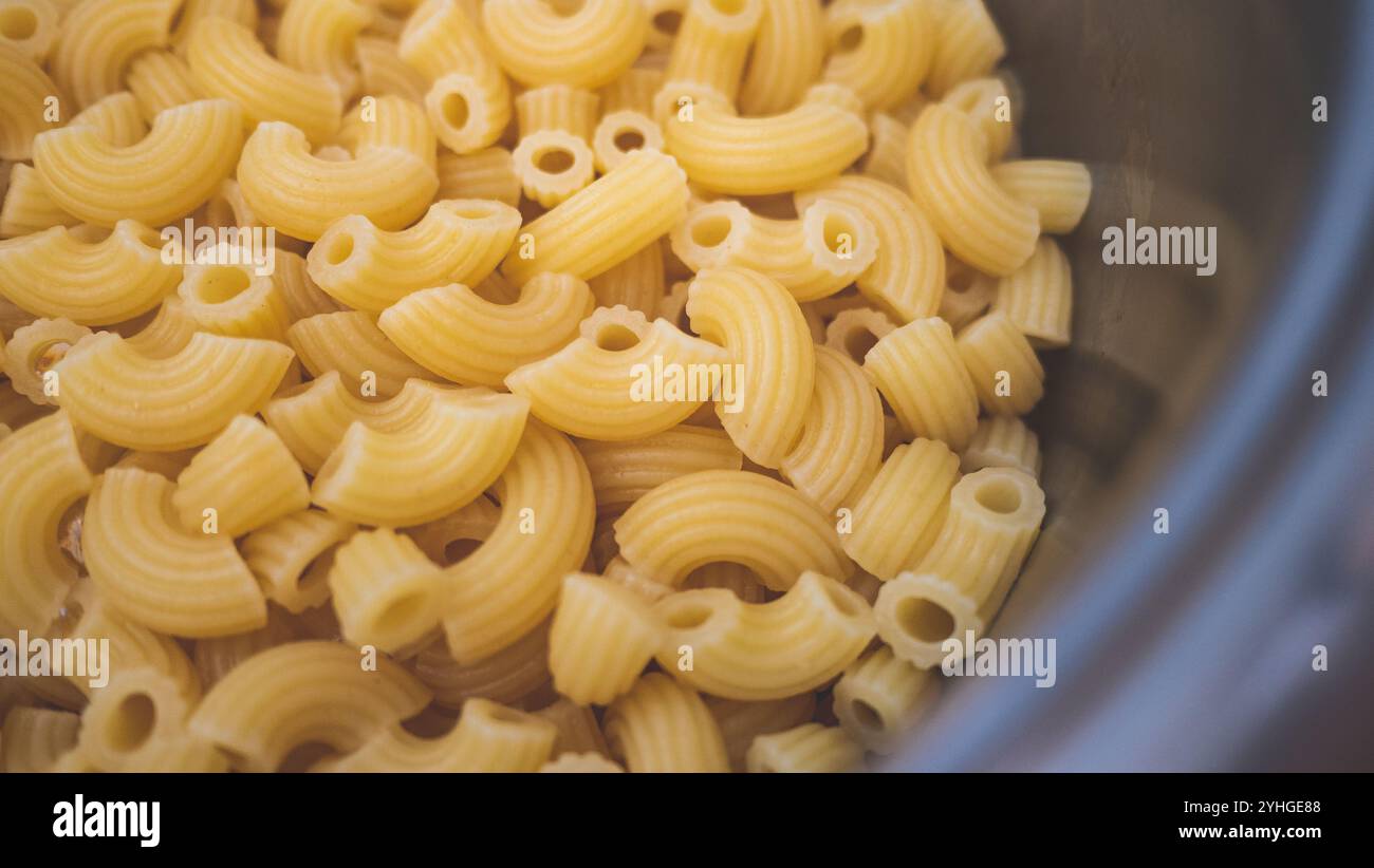 Macaroni pasta elbows cooked texture detail close up Stock Photo - Alamy