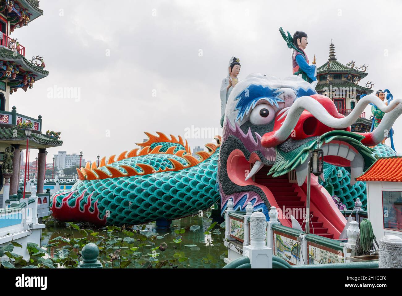 The Dragon and Tiger Pagoda Temple in Kaohsiung, Taiwan Stock Photo - Alamy